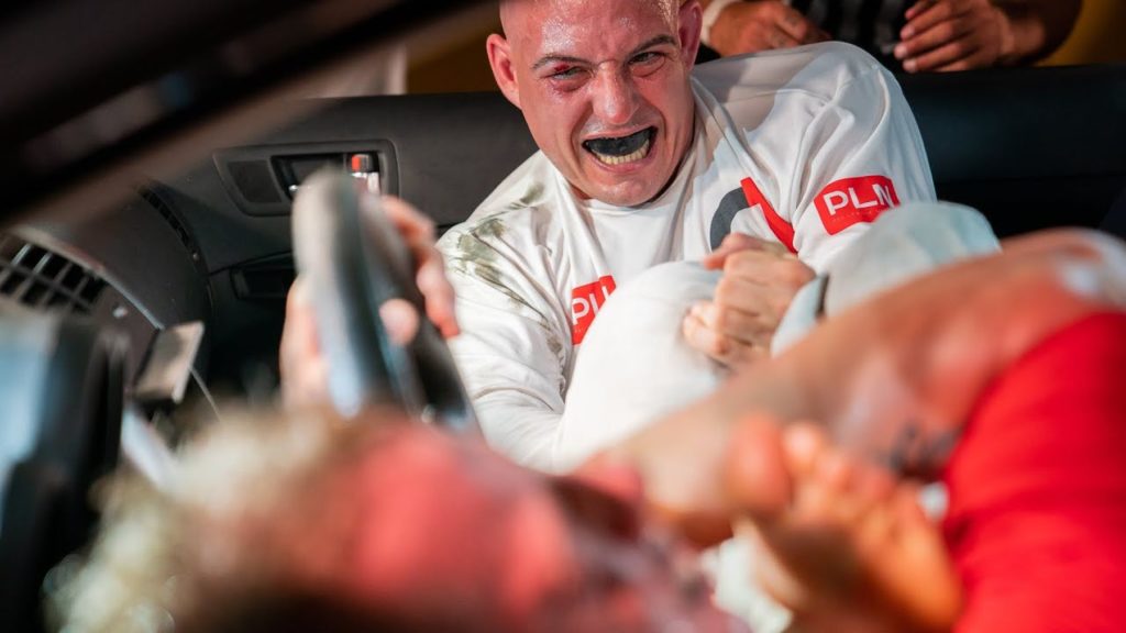 Découvrez le Car-Jitsu, des combats de Jiu-Jitsu en voiture